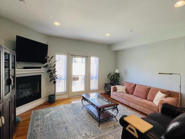 637 S Grand Avenue, 2 beds, 2 full and 1 half baths