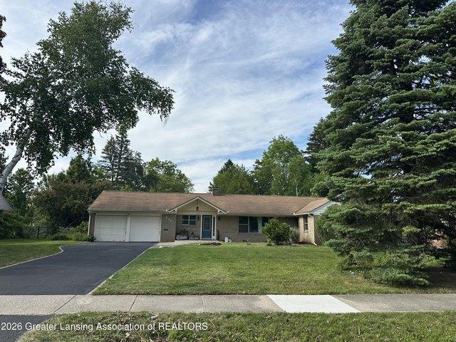 637 Whitehills Dr, East Lansing, MI 48823