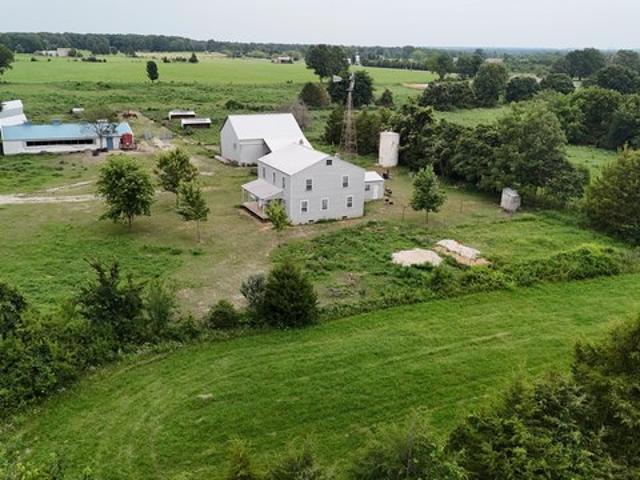 638 Center Point Rd, Seymour, MO 65746