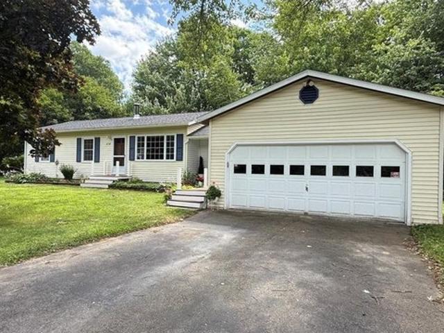 638 Nottingham Dr, Georgia, VT 05468