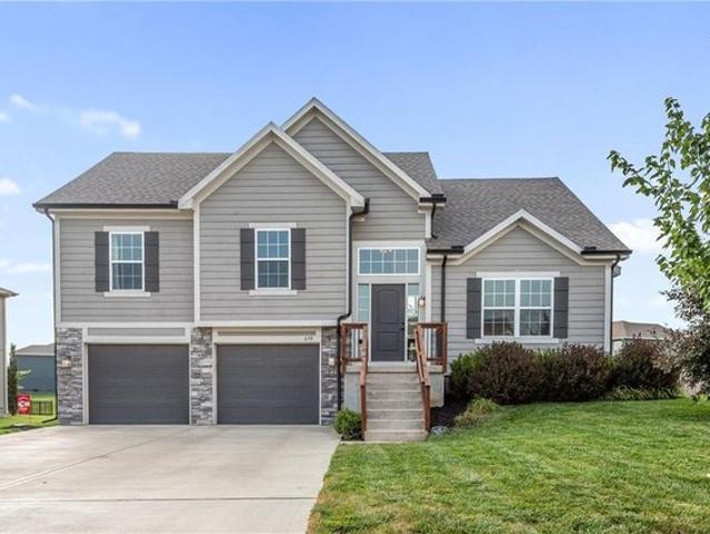 638 SE Colonial Dr, Blue Springs, MO 64014
