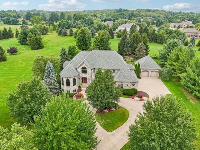 6394 Manor Glen Dr, Medina, OH 44256
