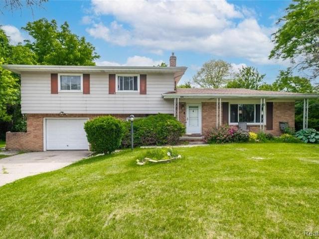 6395 Tanglewood Ln, Grand Blanc, MI 48439