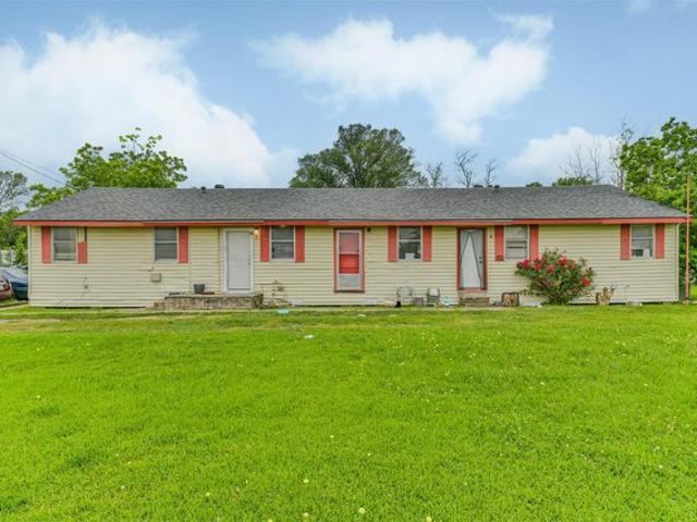 639 E St Charles Dr, Crosby, TX 77532