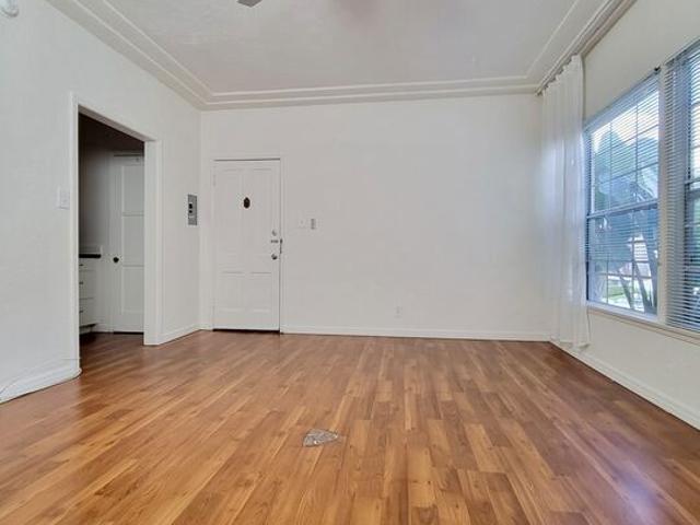639 S Cochran Avenue 202