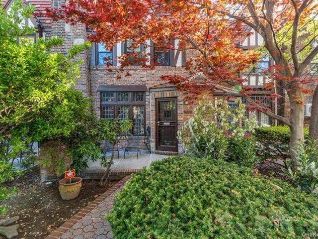 67 52 Ingram St, Forest Hills, NY 11375