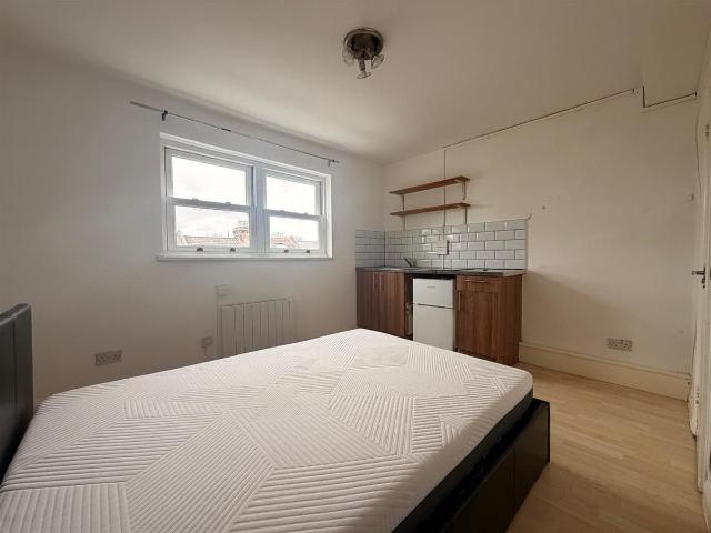 67 Whitestile Road, Brentford TW8, Studio to rent, £1,050 pcm | PrimeLocation