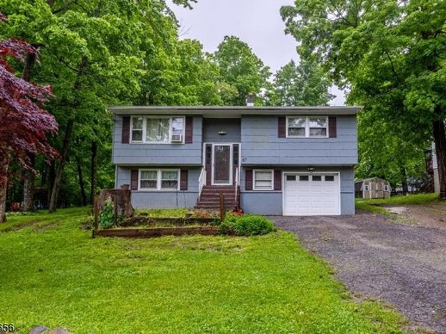 67 Cedar Tree Dr, Vernon, NJ 07422