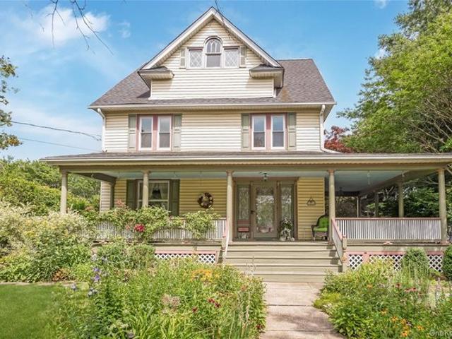 67 Davison Pl, Rockville Centre, NY 11570