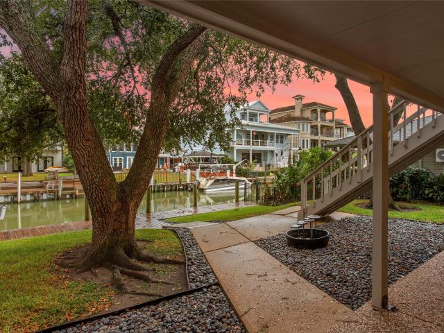 67 Harbor Ln, Kemah, TX 77565 | MLS #42681