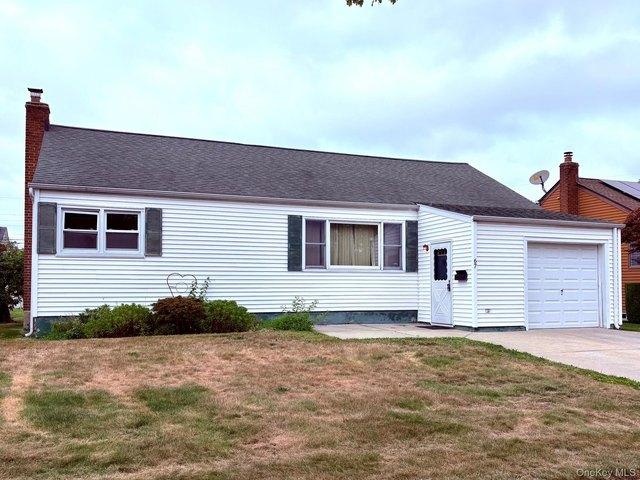 67 Maple Dr, Lindenhurst, NY 11757