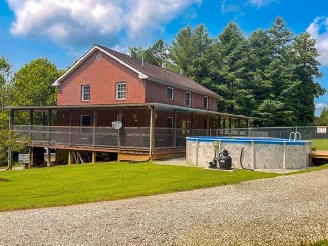 67 Pine Mountain Rd, Campton, KY 41301
