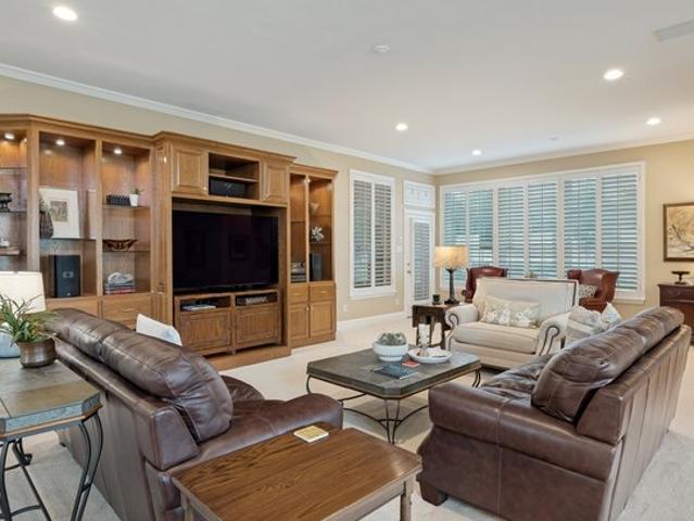 6404 Creekside Dr, Greenville, TX 75402