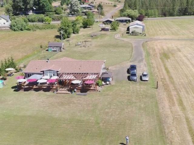 6404 Lookingglass Rd, Roseburg, OR 97471
