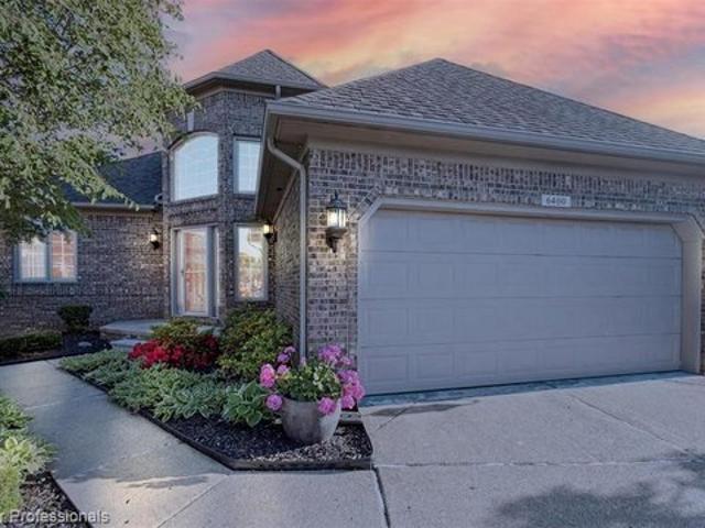 6400 Copper Creek Dr W, Washington Township, MI 48094