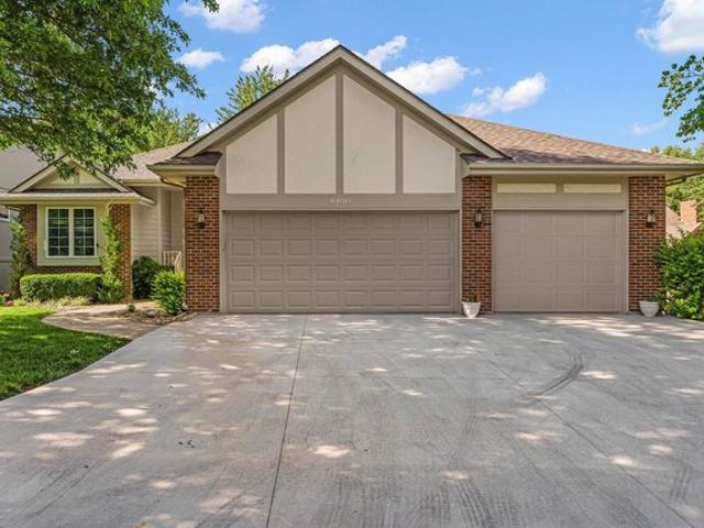 6400 SW Castle Ln, Topeka, KS 66614