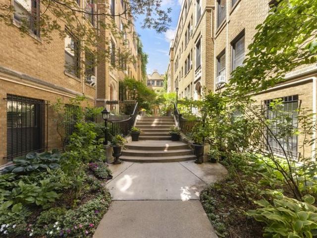 640 W Waveland Ave Apt 4A, Chicago, IL 60613