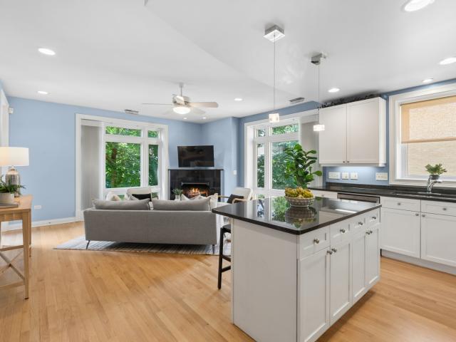 640 W Barry Avenue # 204