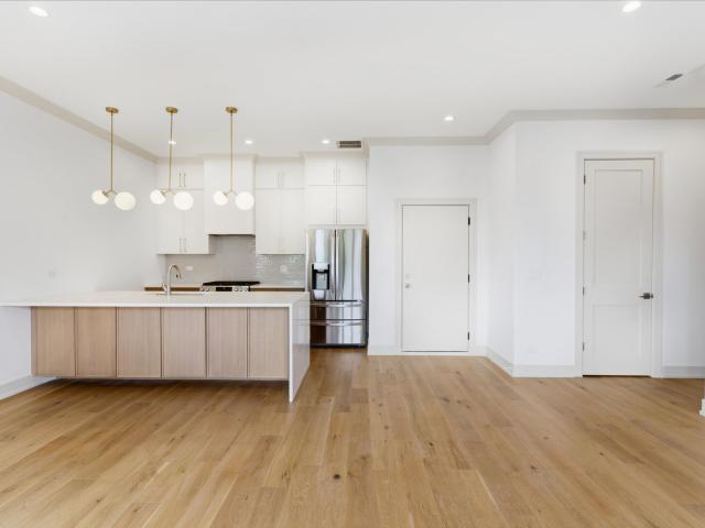 6414 N Francisco Avenue # 101