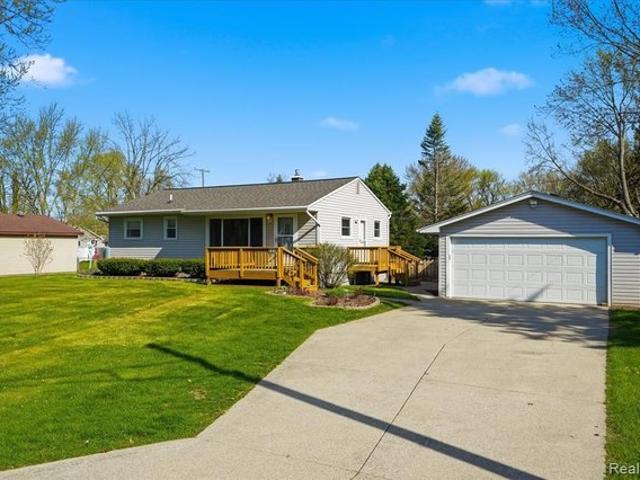 6414 Lanman Dr, Waterford Township, MI 48329
