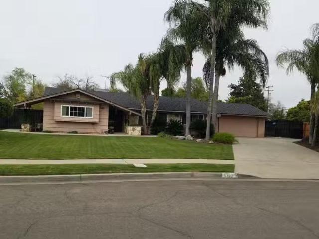6410 E TOWNSEND AVE, FRESNO, CA 93727 Single Family Residence.