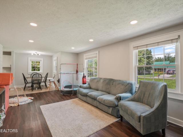 6411 Bob Varner Rd