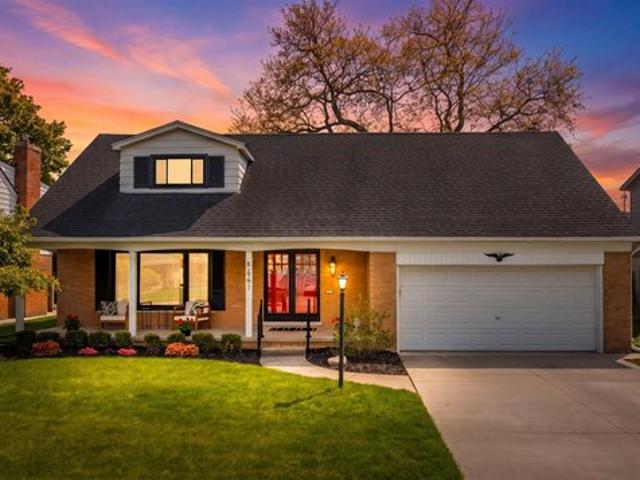 641 Blairmoor Ct, Grosse Pointe Woods, MI 48236