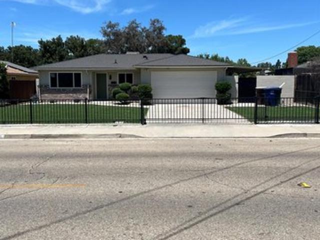 641 Kern St, Kingsburg, CA 93631