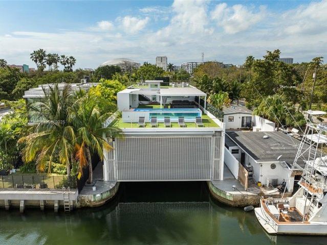 641 NW 7th Street Rd, Miami, FL 33136