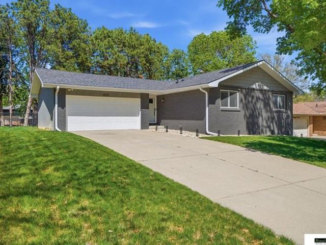 6424 Deerwood Dr, Lincoln, NE 68516