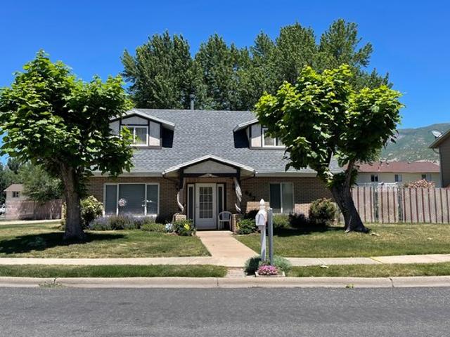 642 W Applewood Dr N, Centerville, UT 84014