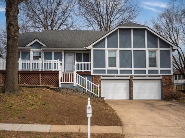 6435 Greenwood St, Shawnee, KS 66216