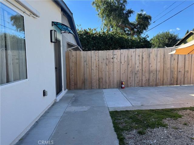 6439 1/2 Graves Ave, Lake Balboa, CA 91406 | MLS #SR26034 | Compass