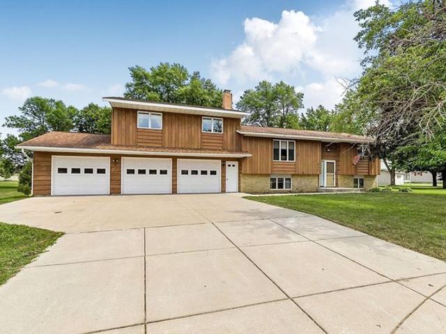 643 Circle Pines Ct, Paynesville, MN 56362