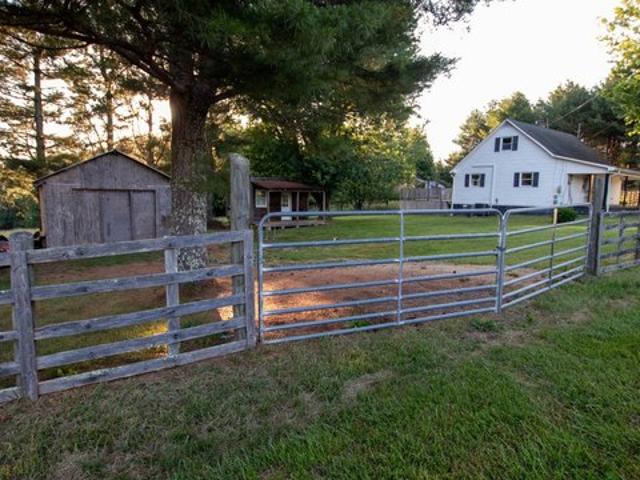 643 Indian Valley Rd, Dugspur, VA 24325