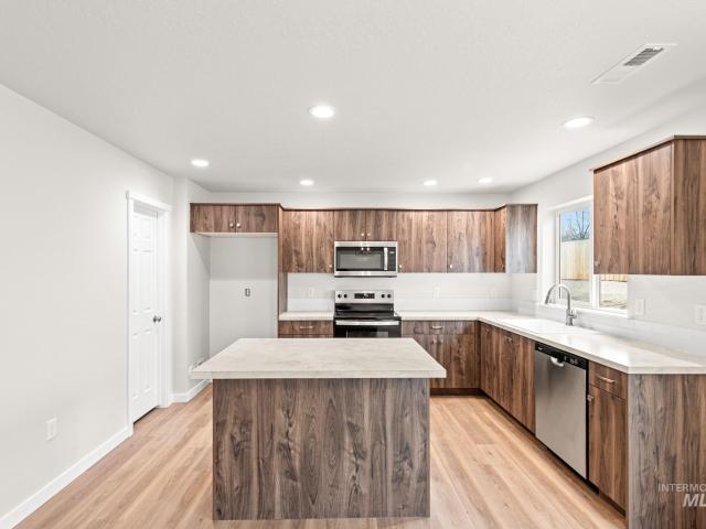 643 W Novak Dr