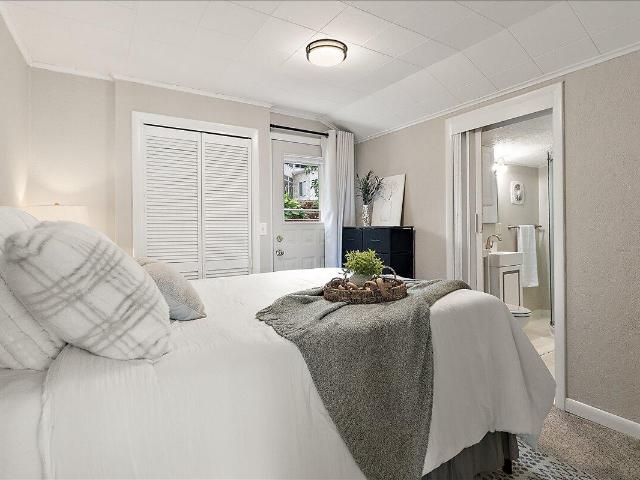 6444 Lakeshore Drive
