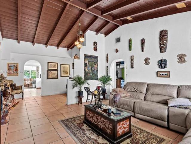 6449 28th St SW, Miami, FL 33155