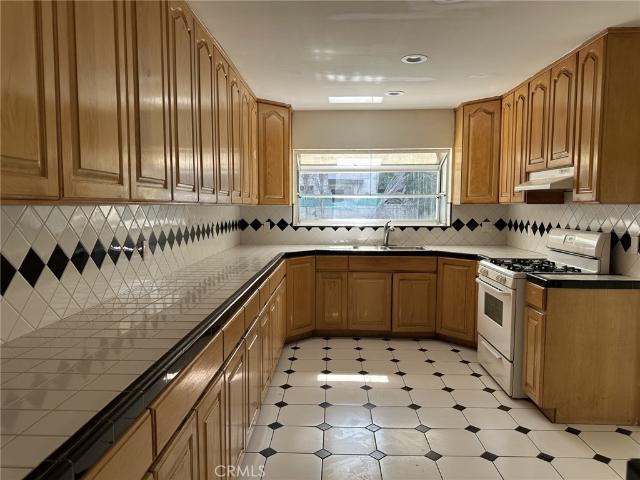6443 Longridge
