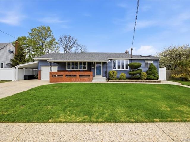 644 N Clinton Ave, Lindenhurst, NY 11757
