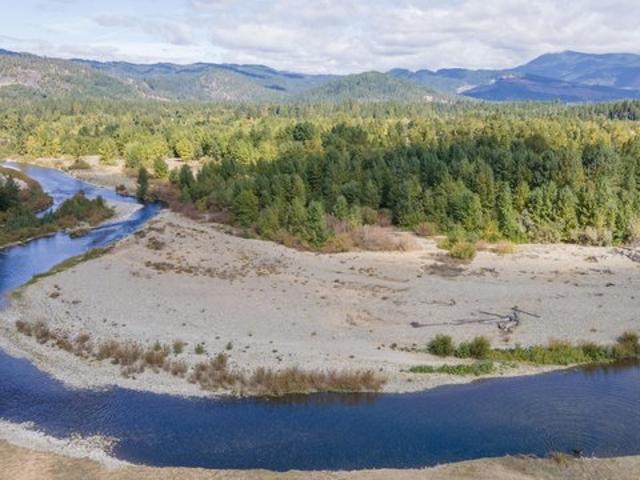 644 Pine Cone Dr, Cave Junction, OR 97523