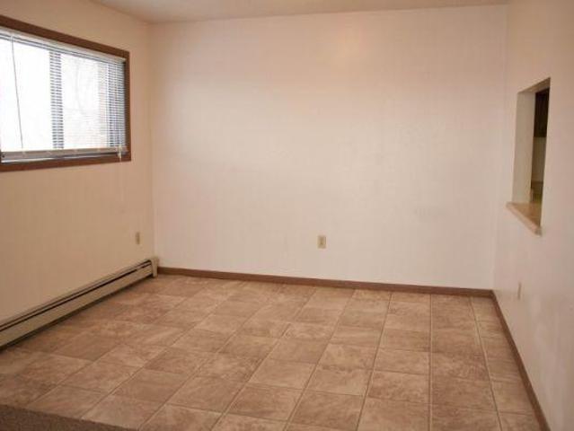 $645 / 2br 1000ft² You get the BEST OF AMENITIES with these large 2 bedrooms! Near West Acres