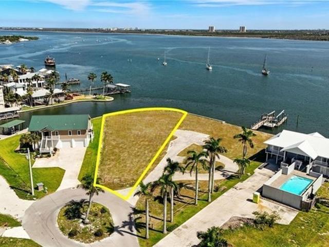 645 Matanzas Ct, Fort Myers Beach, FL 33931
