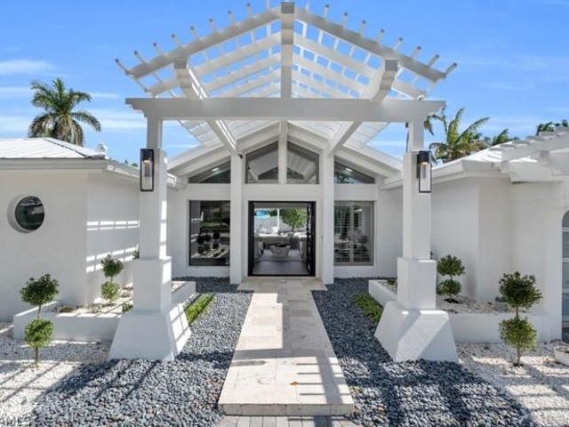 645 Park Shore Dr, Naples, FL 34103