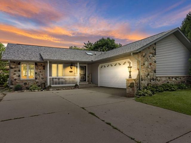 645 W Estate Ct, Elkhorn, WI 53121
