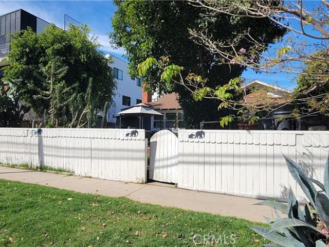 6467 Woodley Ave, Van Nuys, CA 91406 | MLS #SR26055 | Compass