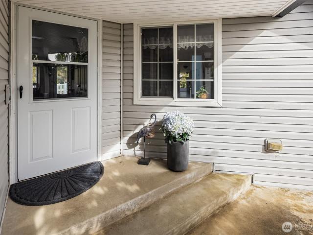 646 Island Cir SE