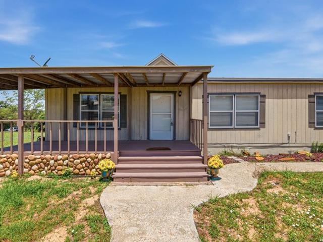 646 Old Colony Rd, Seguin, TX 78155