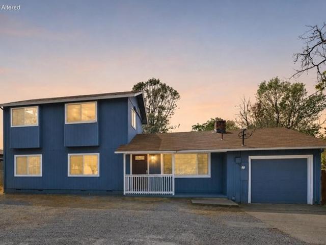 646 Ridge Rd, Redding, CA 96003