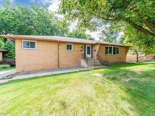 6473 Tanglewood Ln, Seven Hills, OH 44131